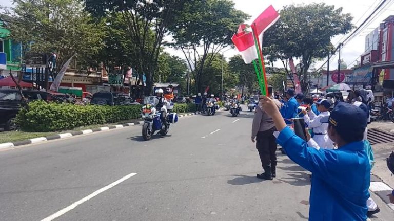 Rela Berpanas-panasan Demi Menyambut Kirab Bendera Pusaka