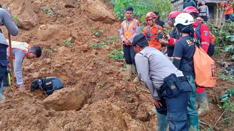 250 Personel Brimob Bantu Evakuasi Korban Bencana di Jateng